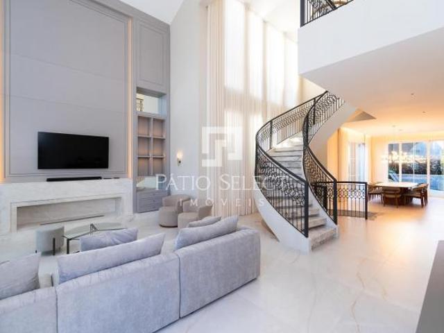 Casa de condomínio com 405.29 m², 4 quartos sendo 4 suítes à venda no bairro Campo Comprido