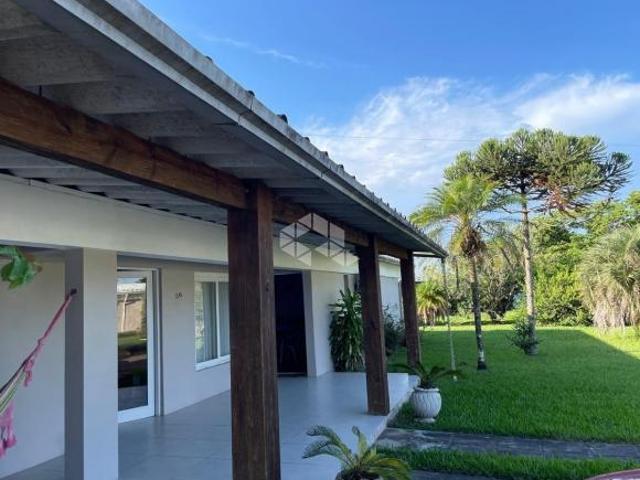 Casa de Condomínio com 4 dormitórios e área para churrasco externo, 177m2