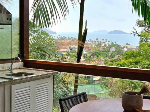 Casa de condomínio com 4 suítes à 100 metros da Praia de Juquehy