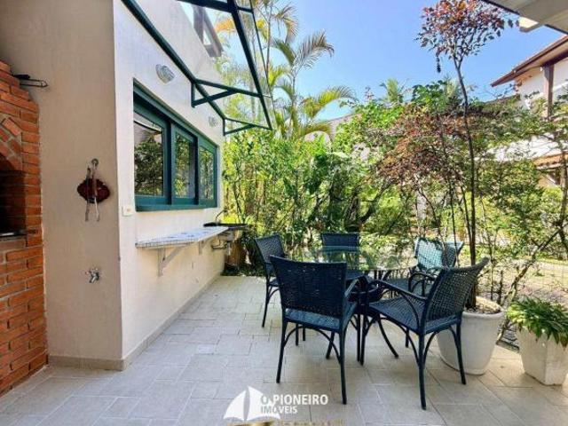 Casa de Condomínio com 4 suítes a 100m da praia da Baleia