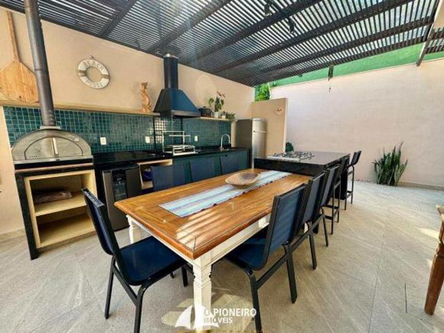 Casa de Condomínio com 4 suítes a 120m da praia