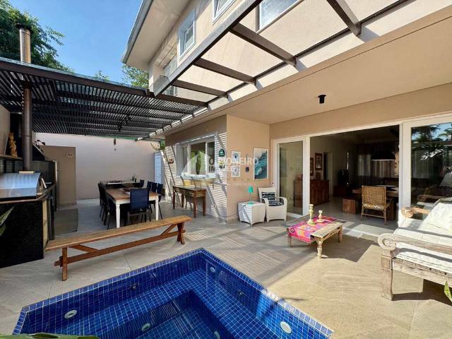 Casa de Condomínio com 4 suítes a 120m da praia