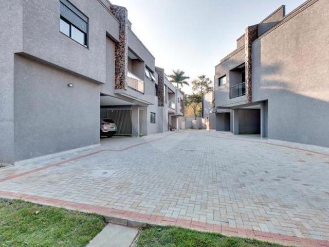 Casa de Condomínio com 4 suítes e 3 vagas/