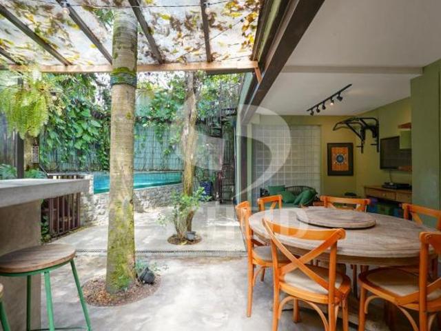 Casa de condomínio com 4 suítes e 4 vagas ! Alto da Boa Vista !