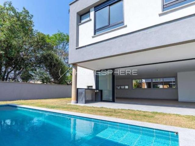 Casa de condomínio com 4 suítes e 4 vagas no Alto da Boa Vista!