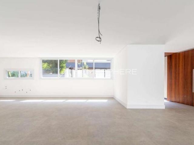 Casa de condomínio com 4 suítes e 4 vagas no Alto da Boa Vista!