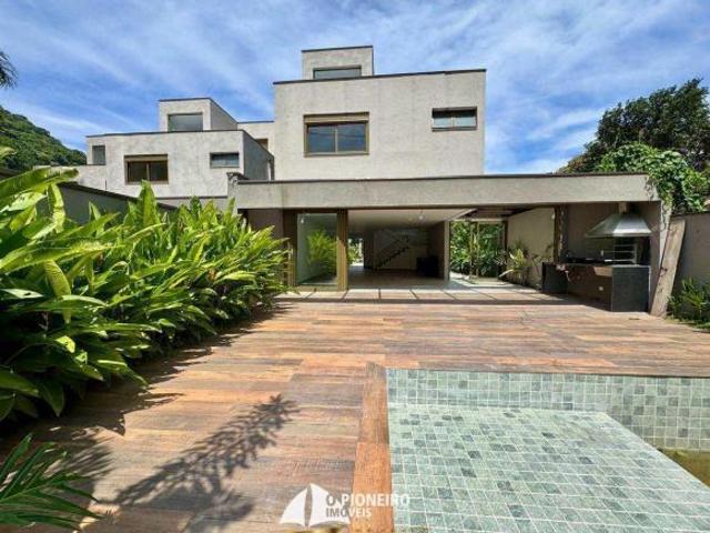 Casa de Condomínio com 4 suítes pé na areia