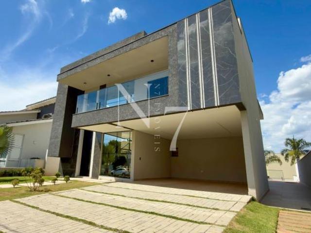 Casa de Condomínio com 4 suítes, piscina, móveis planejados