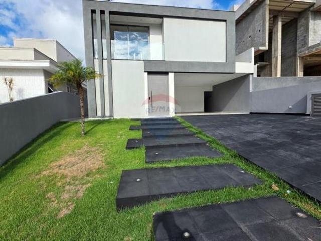 Casa de condomínio com 4 suítes