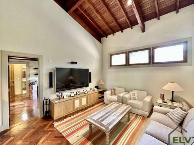 Casa de Condomínio com 4 Quartos, 5 Vagas e Alto Padrão em Embu das Artes