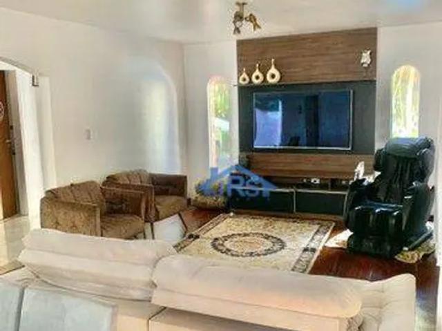 Casa de Condomínio com 4 Quartos e 2 banheiros à Venda, 250 m² por R$ 852.000