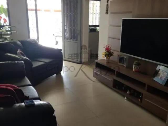 Casa de Condomínio com 4 Quartos e 3 banheiros à Venda, 235 m² por R$ 855.000