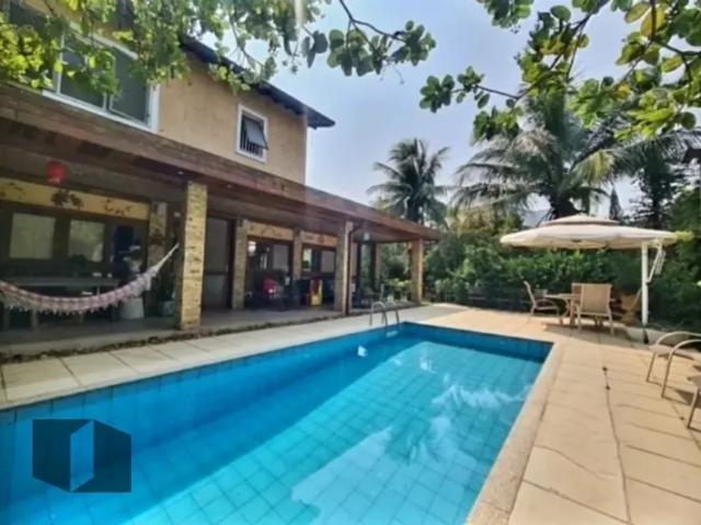 Casa de Condomínio com 4 Quartos e 3 banheiros à Venda, 254 m² por R$ 3.850.000