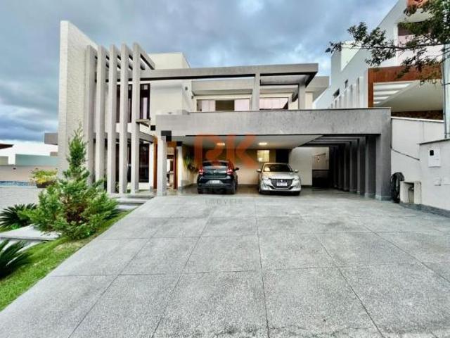 Casa de Condomínio com 4 Quartos e 3 banheiros à Venda!