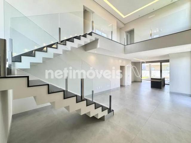 Casa de Condomínio com 4 Quartos e 3 suítes à Venda, 272m²