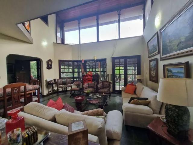 Casa de Condomínio com 4 Quartos e 5 banheiros à Venda, 240 m² por R$ 1.500.000