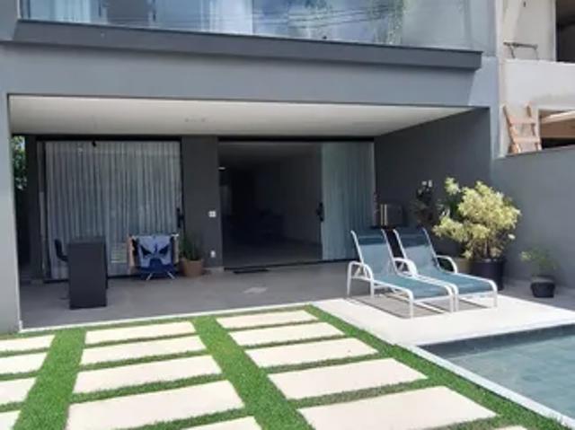 Casa de Condomínio com 4 Quartos e 6 banheiros à Venda, 230 m² por R$ 1.200.000