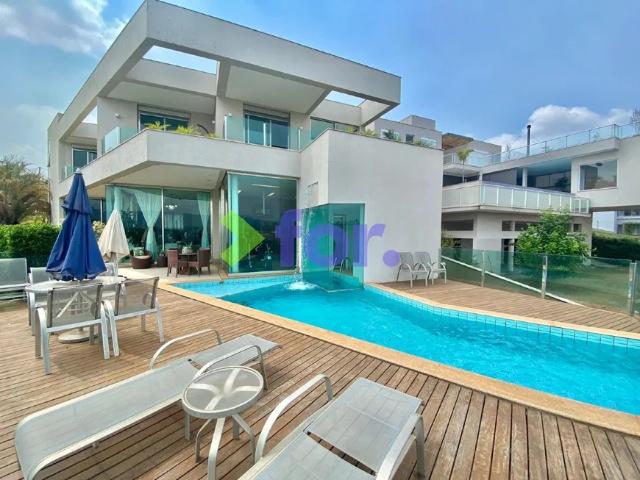 Casa de Condomínio com 4 Quartos e 6 banheiros à Venda, 670 m² por R$ 5.950.000