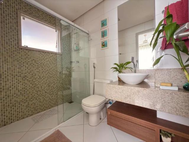 Casa de Condomínio com 4 Quartos para alugar, 250m²