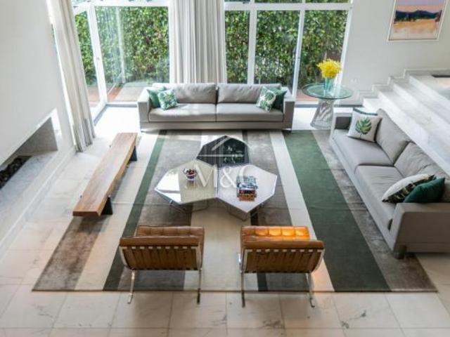Casa de condomínio com 556 m², 5 quartos sendo 3 s