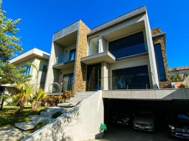 Casa de condomínio com 530 m², com 5 quartos sendo 4 suítes, mobiliado à venda no Genesis II