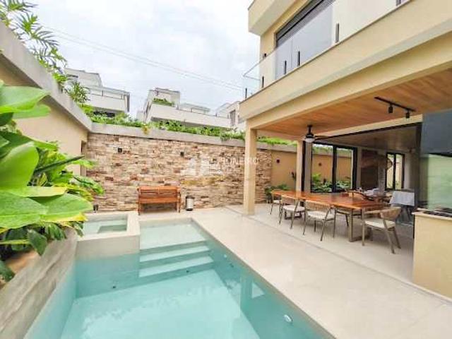 Casa de Condomínio com 5 suítes a 60m da praia