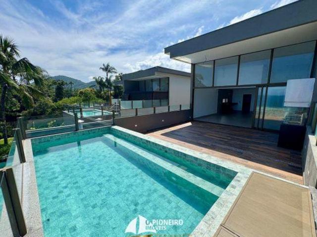 Casa de Condomínio com 5 suítes pé na areia
