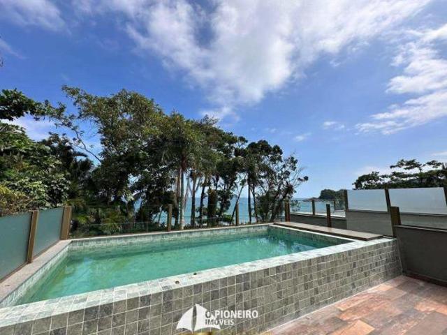 Casa de Condomínio com 5 suítes pé na areia