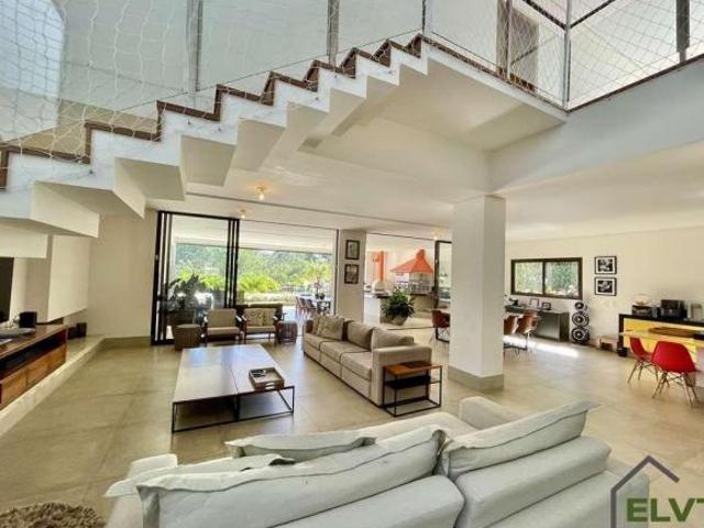 Casa de Condomínio com 5 Quartos, Borda Infinita e Automação em Cotia SP