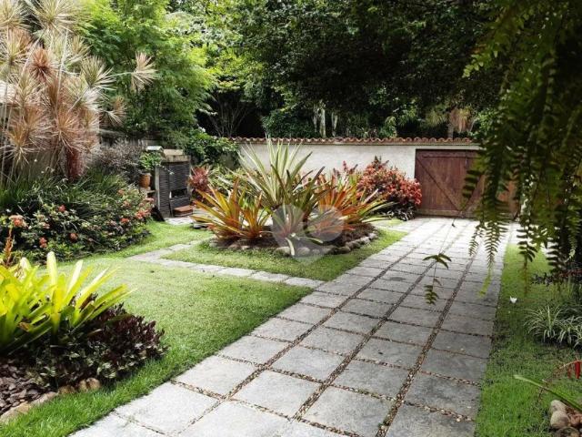 Casa de Condomínio com 5 Quartos e 3 banheiros à Venda, 390 m² por R$ 3.090.000