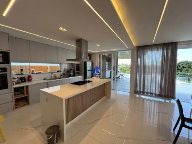 Casa de Condomínio com 5 Quartos e 6 banheiros à Venda, 300 m² por R$ 3.400.000