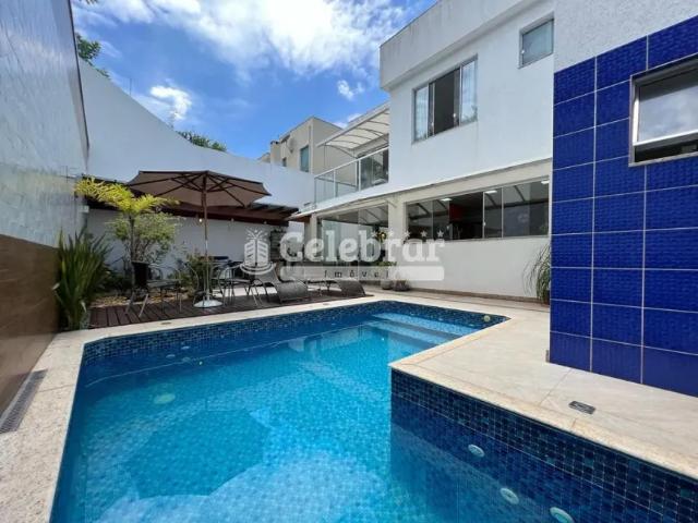 Casa de Condomínio com 5 Quartos e 6 banheiros à Venda, 350 m² por R$ 2.690.000