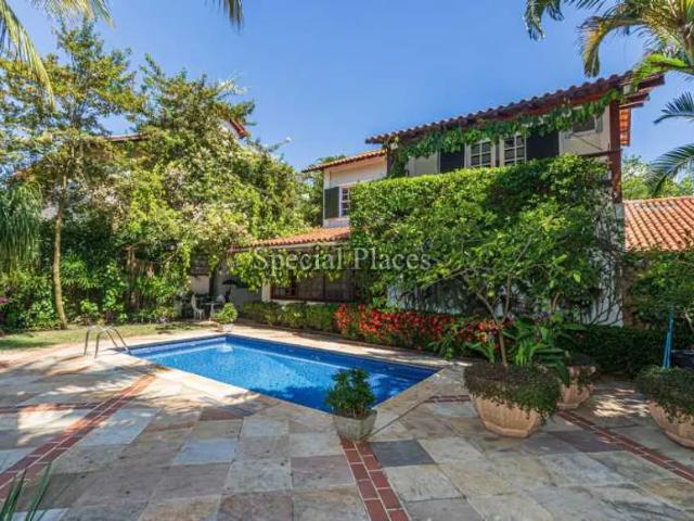 Casa de Condomínio com 5 Quartos e 6 banheiros à Venda, 378 m² por R$ 3.990.000