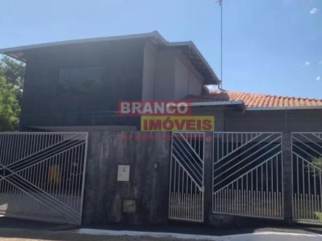 Casa de Condomínio com 6 Quartos e 3 banheiros para Alugar, 469 m² por R$ 5.900/Mês