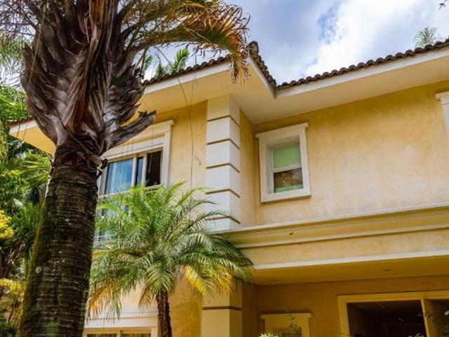 Casa de condomínio com 712 m², 4 quartos sendo 4 suítes à venda no bairro Jardim Petrópolis