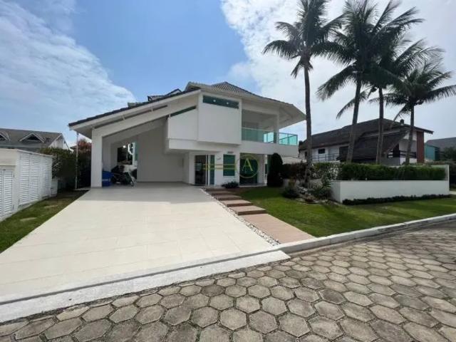 Casa de Condomínio com 7 Quartos e 3 banheiros à Venda, 750 m² por R$ 4.800.000
