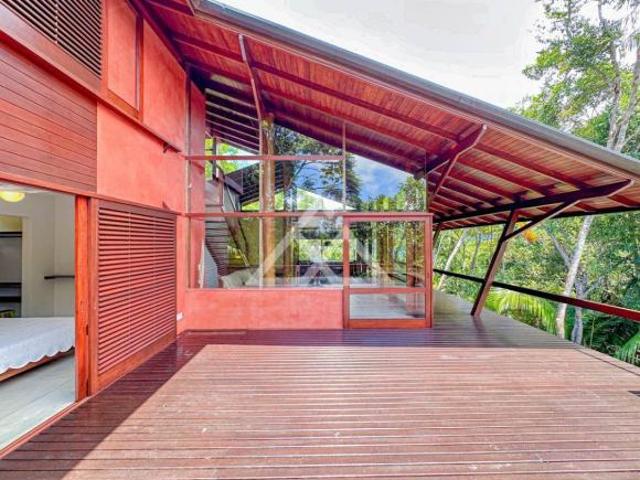 Casa de Condomínio cercada pela mata à venda na Praia do Prumirim