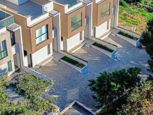 Casa de condomínio à venda 140 m² com 3 suítes, quintal e 2 vagas
