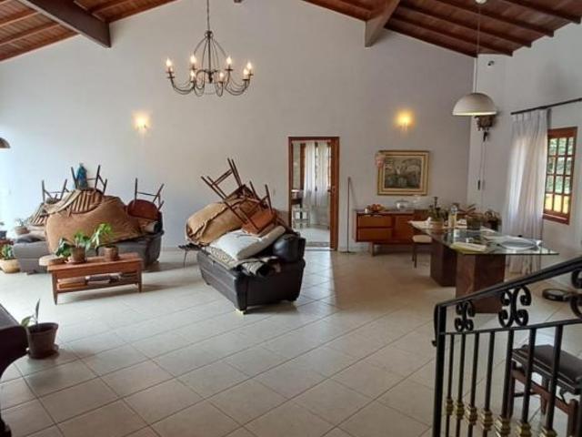 Casa de Condomínio à Venda | 1.350 m² | 5 Suítes | 6 Vagas na Serra da Cantareira!