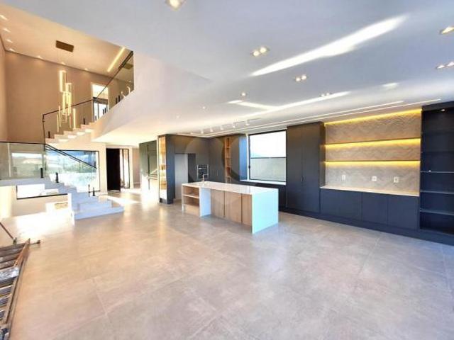 Casa de Condomínio à Venda | 3 suítes | piscina | 4 vagas em Mogi das Cruzes!
