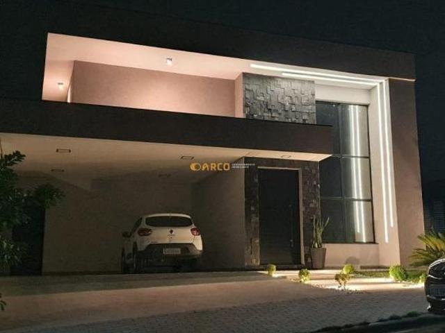 Casa de Condomínio à Venda com 3 quartos, 2 banheiros, 4 vagas e 178m²
