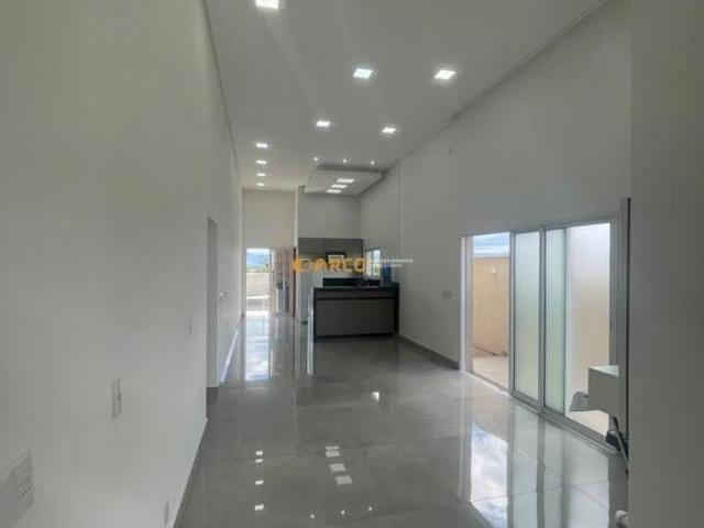Casa de Condomínio à Venda com 3 Suítes, 5 banheiros, 4 vagas e 210m²