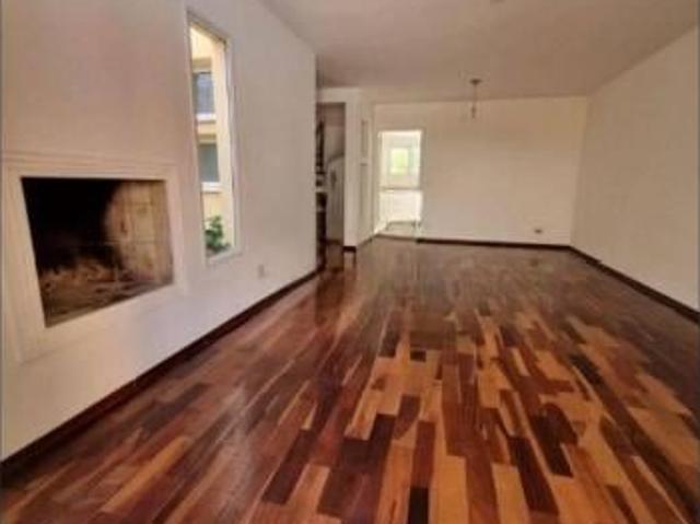 Casa de condomínio à venda com 204m², 4 quartos e 2 vagas.