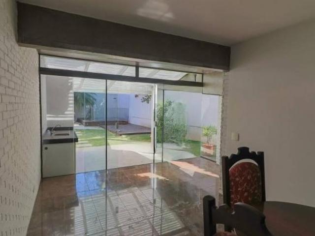 Casa de condomínio à venda com 420m², 4 quartos e 5 vagas.