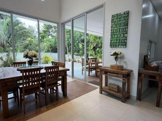 Casa de Condomínio à Venda com 5 quartos, 6 banheiros, 4 vagas e 290m²