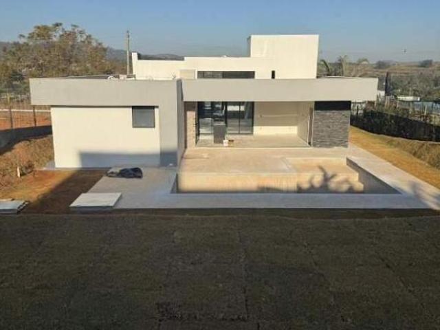 Casa de condomínio á venda de 310m², 04 quartos sendo 03 suítes em Igarapé MG!