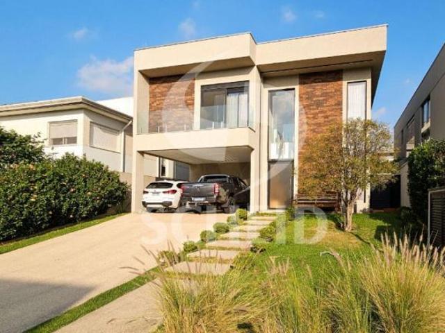 Casa de condomínio a venda de 385,00m² útil, com 4 quartos e 4 vagas em Tamboré