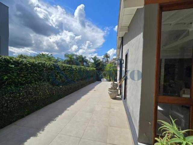Casa de Condomínio à Venda em Arujá SP: 3 Quartos, 2 Suítes, 3 Salas, 4 Banheiros, 4 Vagas, 520m²!