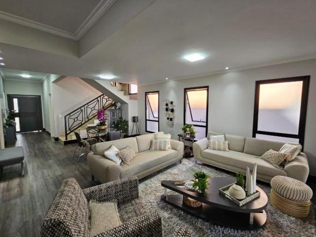 CASA DE CONDOMÍNIO, À VENDA, EM JUNDIAÍ JARDIM SANTA TERESA 3 suítes, 2 Vagas Coberta!