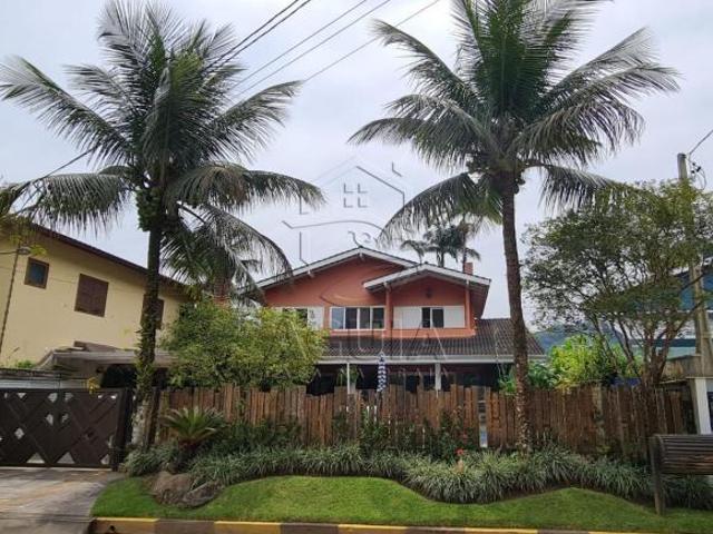 Casa de condomínio à venda na praia do Lázaro em Ubatuba!